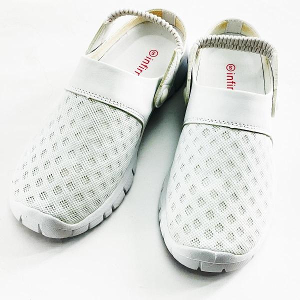 通気性に優れたメッシュ素材を使用したサボタイプのシューズです。軽量設計で長時間の使用でも疲れにくく、快適な履き心地を実現。かかとにはバンドが付いており、フィット感を調整できる仕様です。シンプルなホワイトカラーで、室内履きやちょっとした外出に...