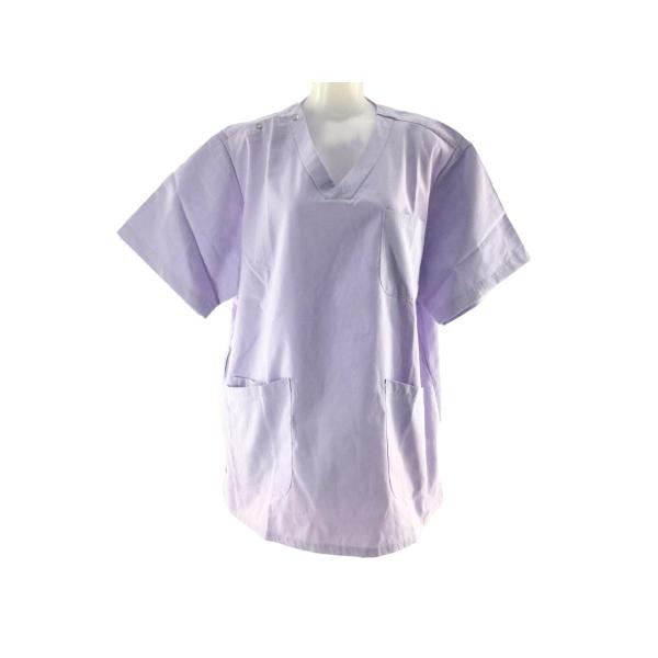 浅めのVネックが上品な肩スナップスクラブ。コットンブレンドで肌に優しい!パリッとしたハリ感のある素材です。着脱が簡単な肩スナップボタン仕様。※男性基準のサイズ展開の為、女性の方はワンサイズ下がおすすめです。色：ラベンダー品質：ポリエステル8...