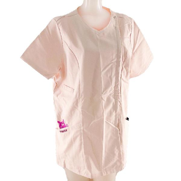 ポケットに可愛らしいウサギの刺繍が入った、遊び心あるデザインのスクラブジャケットです。前ファスナー開きで着脱がしやすく、忙しい現場でも便利。3Lサイズでゆったりとした着心地を確保し、長時間の業務も快適です。柔らかなピンクカラーが清潔感と優し...