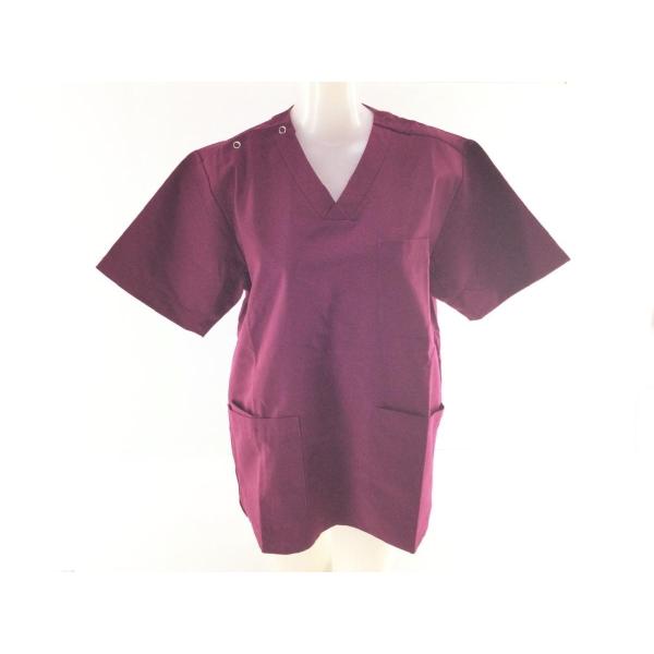 コットンブレンドのナチュラルな肌ざわりとハリ感が魅力のスクラブ。 肌にやさしく、パリッとした清潔感のある素材でおすすめです。 浅めのVネックが上品な人気の肩スナップスクラブ。 左側腰位置にループあり※ポケット位置／左胸ポケット、両脇ポケット...