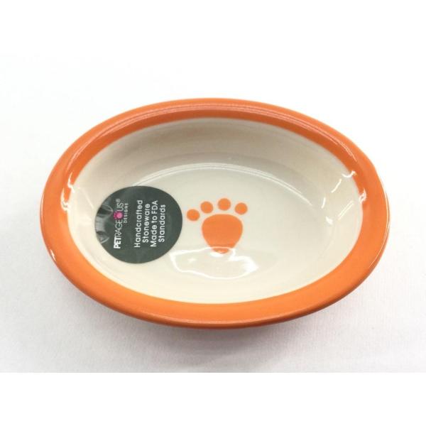 このハンドペイント製のパウ（足跡）柄フードディッシュは、温かみのある風合いが魅力的です。オーバル形状でデザインされており、猫がヒゲを触れずに快適に食べることができます。陶器製で安定感があり、簡単にはひっくり返らないため、愛犬にもおすすめです...