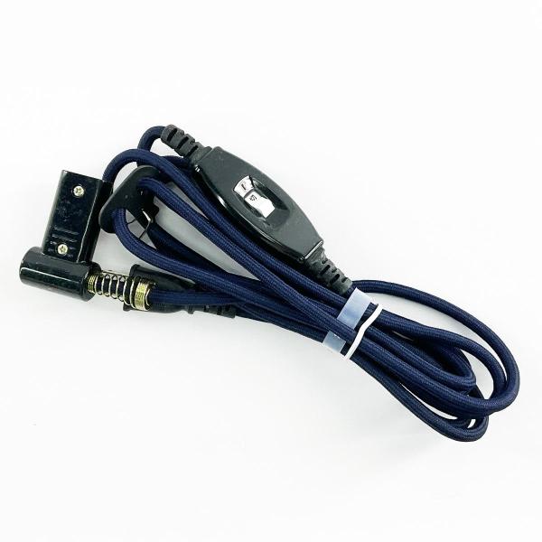 メトロ電気工業対応の2ピンタイプで、幅広いこたつに使用可能です。中間スイッチ付きで手元で簡単に電源のオンオフができ、使い勝手にも優れています。L字プラグ仕様のため、壁際でもすっきり配線できるのが特徴です。メトロ電気工業2P METRO BC...