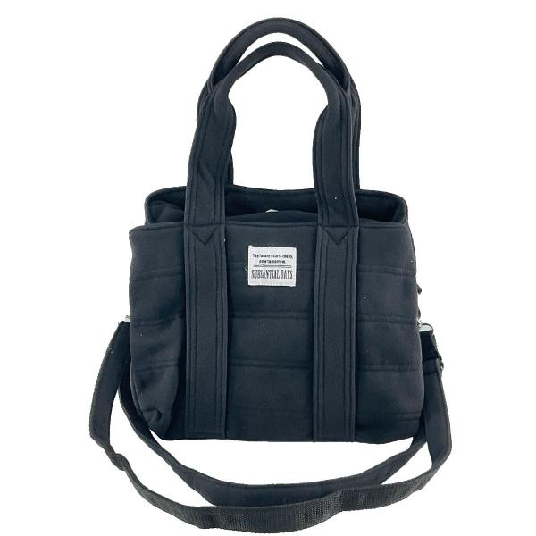 キャンバス 帆布素材が魅力のトートバッグ。取り外し可能なショルダーベルト付きで、手持ちと肩掛けの2WAY仕様。シンプルなデザインにフロントのロゴパッチがアクセント。マチが広く収納力もあり、普段使いから通勤・通学まで幅広く活躍します。軽量で使...