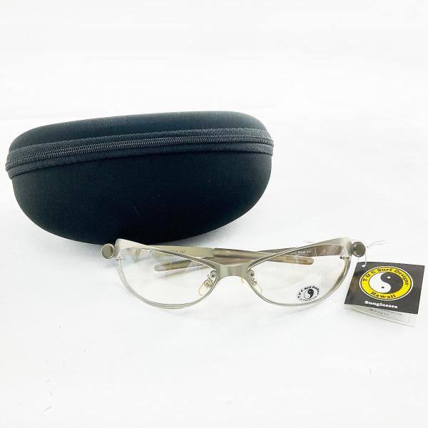 スタイリッシュなデザインのT&amp;C Surf Designsサングラスです。軽量フレームで長時間の着用も快適。クリアレンズ仕様で屋内外を問わず使用できます。紫外線カット機能付きで、目をしっかり保護。専用ケース付きで持ち運びにも便利です...