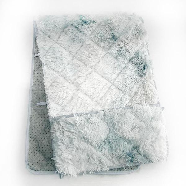 空間に取り入れるだけで、上質で洗練された雰囲気を演出してくれます。贅沢なロングパイル仕様で、ふわふわとなめらかな肌ざわりが魅力です。さっと掛けるだけの簡単着脱で、手軽に模様替えが楽しめます。裏面には滑りにくい加工を施し、ズレにくく快適に使用...