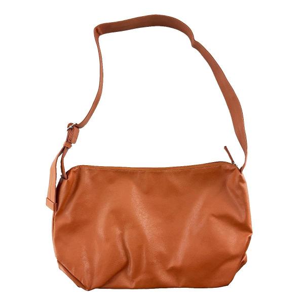 軽量で肩掛けしやすいLineareワンショルダーバッグです。シンプルなデザインと明るいオレンジカラーがコーデのアクセントに。普段使いからお出かけまで幅広く活躍します。ポケット:表2個、中1個色：オレンジ品質：ビスコース ポリウレタンサイズ：...