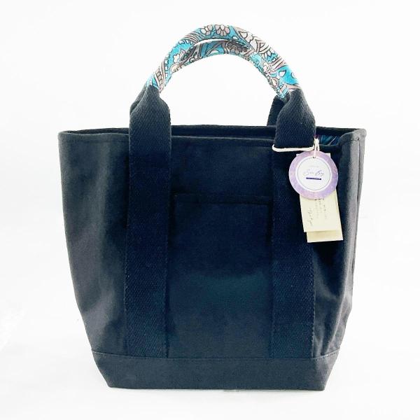 丈夫なキャンバス素材を使用したjou jou lierトートバッグで、普段使いにぴったりのサイズ感です。 柄入りのハンドルがコーデのアクセントになり、おしゃれに持ち歩けます。 開口部が広く収納しやすく、デイリーのお出かけやサブバッグとしても...