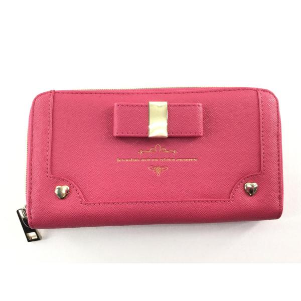 明るく温かな色合いで、女性らしさと優雅さを象徴するピンク色の長財布です。正面には金色のロゴとフレーズ「Je voudrais avoir une relation amoureuse」がエンボス加工で施されています。これはフランス語で「愛に...