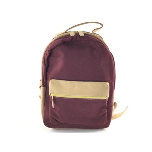 「NUAGES EN FLOCONS」は、2way仕様で使い勝手の良いデザインが特徴です。くすんだレッドカラーが落ち着きシンプルながらも洗練されたスタイルが魅力です。フロントポケットにはジッパーが付いており、小物の収納に便利です。また、内部...