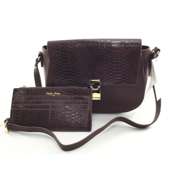 このショルダーバッグ「レガートラルゴ LG-T0301」は、高級感のあるクロコ型押しデザインが特徴です。落ち着いたブラウンカラーで、シックな印象を与えます。コンパクトながらも収納力があり、付属のパスケース付きで、日常使いに便利です。内側には...