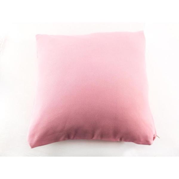 こちらは、ストレッチ性に優れたカバー付きのクッションです。サイズは45×45cmで、さまざまなインテリアや用途にマッチします。カバーは柔らかく伸縮性があり、クッション本体にぴったりフィットするデザイン。取り外し可能なので、お手入れも簡単です...