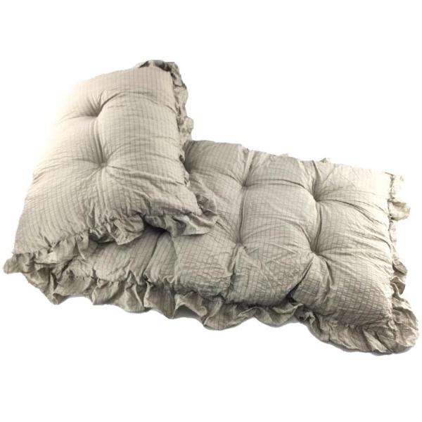 ふわっとした柔らかさと、くしゅっとしたかわいらしい見た目が魅力のソファーマットです。四方にはこだわりのフリルが施され、大人かわいい雰囲気をお部屋にプラスしてくれます。表面は凹凸感が特徴のサッカー織りで、肌にべたつかずさらっとした快適な触り心...