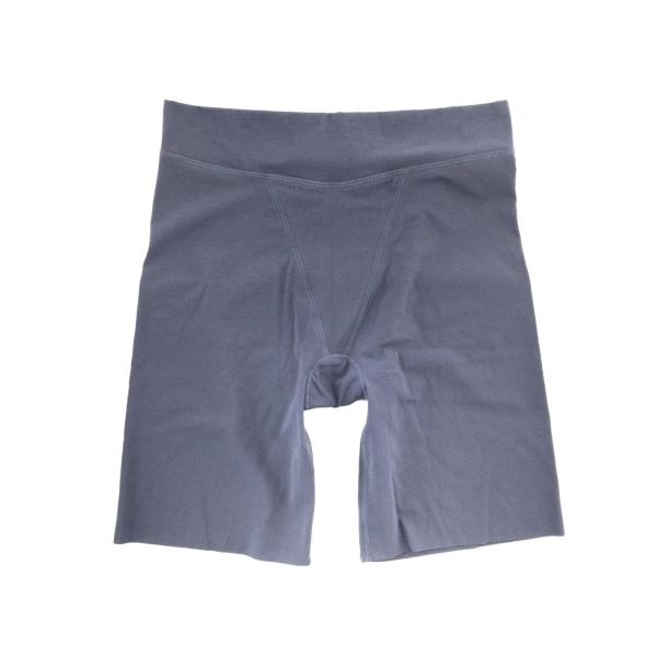 ショーツのくい込みや段差が気になる方にぴったりの、太ももまで包み込むロングショーツ。綿混ストレッチ素材で薄く軽く、まるで肌の一部のような快適なはき心地です。足口やウエストはくい込みにくく、ひびきにくい仕様。縫い目も目立ちにくく、肌ざわりもや...