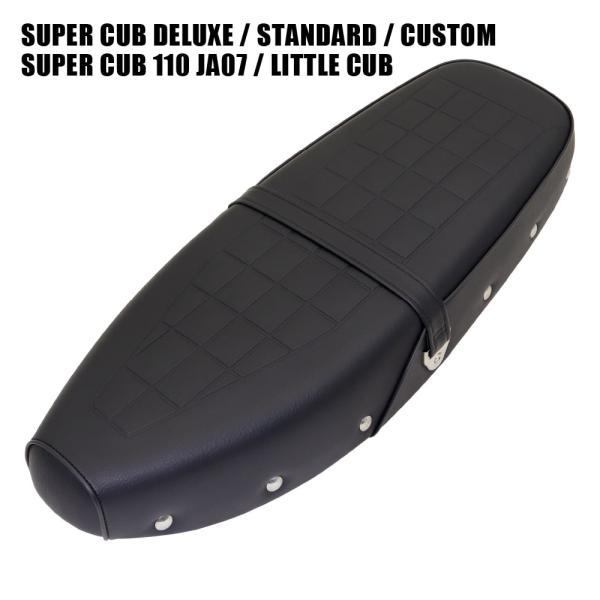 70cm ダブルシート CB400F風ヨンフォア風70cmです。◯カラー：黒◯パイピング：有り／黒◯バンド：有り／黒（金具横留め）◯仕様：アイロン付き、スタッズ装飾◯全長：70cm◯付属品：サイドグリップ、ブラケット【適合】スーパーカブ 5...