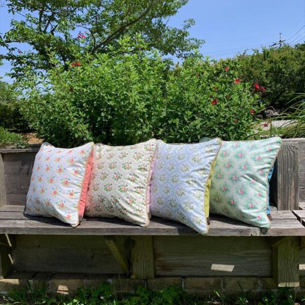 ※中身は別売り 【 カバーのみの販売 】イギリス製インポート生地 Tea garden/ティーガーデン英国のエレガントな雰囲気があふれる、クラシッックなローズ柄やや薄手の平織り生地にプリントが施されています金ロープをふちに合わせて、上品な仕...