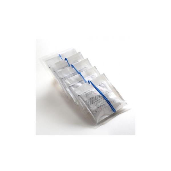 付属のワイヤーでクローゼットのポールなどに簡単に取り付けられる吸湿剤です。湿気を吸収すると水になるタイプではなく、ゲル状になり固まりますので水こぼれの心配がありません。使い終わったらそのまま可燃ゴミへ。