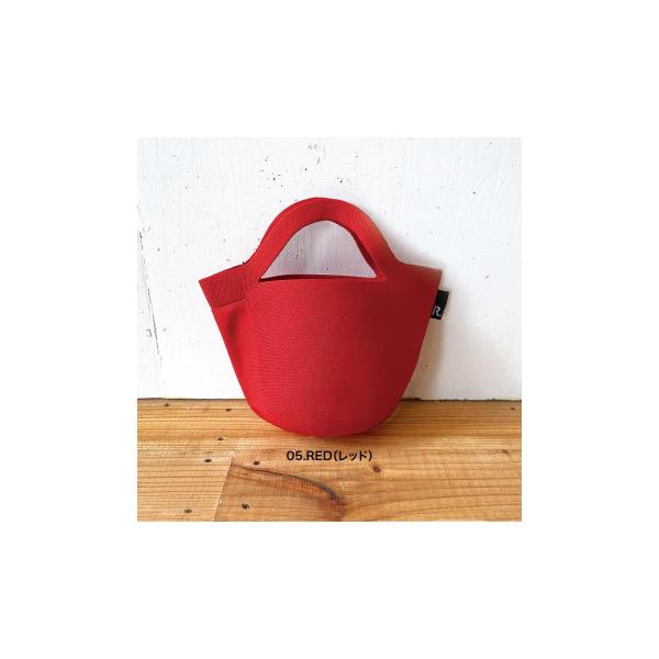 その帽子のようなコロンとしたフォルムが魅力。ニットなのにしっかりと自立します。バッグとしてはもちろん、インテリアとしても…ざっくりとモノを入れて、バスケットの様に使用ができます。側面はカンガルーのおなかのポケットのようなルーポケット付き。ポ...