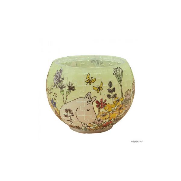 ムーミン谷は自然がたくさん。豊かに茂る美しい草花の庭で、ムーミンたちはゆっくりと思い思いの時間を過ごします。まるでキャンドルライト・・・ゆらめく光を灯せば魔法の時間が始まります。ランプシェードパズルは透明ピースの立体パズルです。