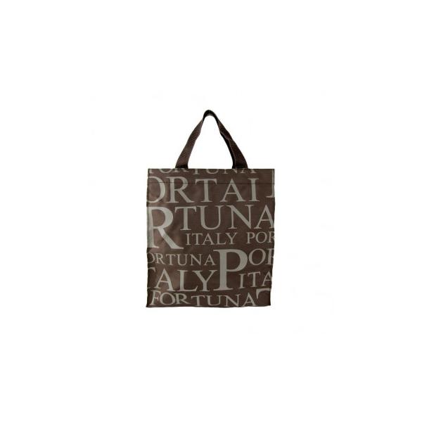 全面にプリントされたロゴがおしゃれなデザイン。とってもシンプルなので使いやすく、幅広い年代にお使い頂けます。買い物用のショッピングバッグとしてはもちろん、通勤や通学、習い事等で、サブバッグとしても大活躍します。旅行・トラベル時に1つ持って行...