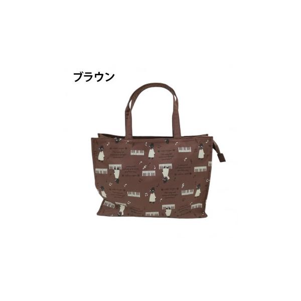 キュートなネコ柄のA4サイズ対応の横型ハンドトートバッグ。買い物用のショッピングバッグとしてはもちろん、通勤や通学、習い事等で、サブバッグとしても大活躍します。旅行・トラベル時に1つ持って行くと、お風呂場へ着替えを持ち運ぶ時や、お土産や荷物...