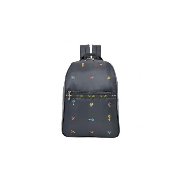 小花の刺繍が入った、Dパック型のリュックサックです。正面には大きめなファスナーポケット、背面にもファスナーポケットが付いています。背面のファスナーポケットは盗難防止にも役に立ちます!ファスナーは左右どちらからも開閉しやすい、ダブル引き手仕様...