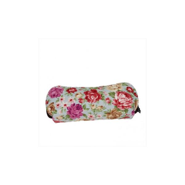 コンパクトでバッグの中でもお部屋でもかさばらないメガネケースです。ソフトタイプとはいえ芯地にしっかりした素材を使用している為、安心してメガネをしっかり収納して頂けます。ファスナータイプなのでメガネの他、コスメポーチとして、ペンケースとしてな...