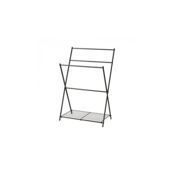 コンパクトサイズで場所を取らず、すっきり置けるフォールディングハンガー。折りたたみ式なので使わない時は省スペースに隙間収納が可能です。段違いに干す事が出来るので、風通しが良いのも嬉しいポイント。足元には棚が付いているので畳んだタオルやちょっ...