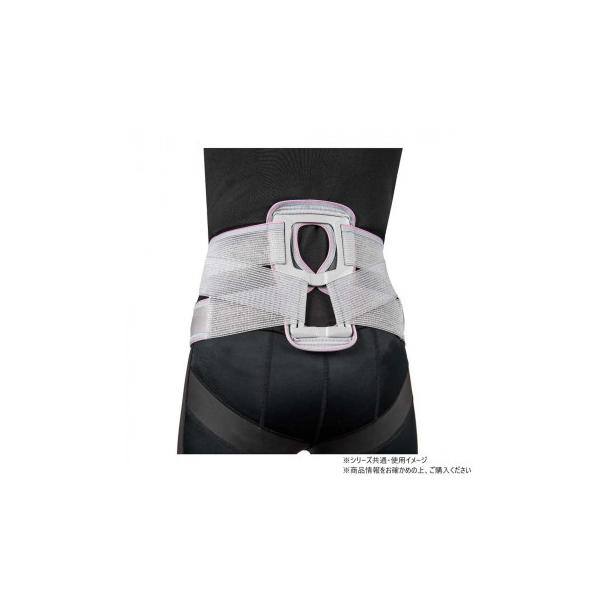 折れにくく、柔軟性のある独自手のひらプレート(特許取得)で腰を支えます。腰コルセットと骨盤ベルトの一体設計で疲れやすい腰を全体的に支えます。骨盤ベルトを解除しても腰椎部分はロックした状態で継続的に腰椎をサポートする画期的構造です。