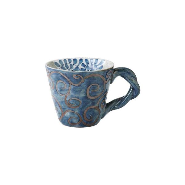 「サビ」とは、茶色の絵の具のことです。茶色の絵の具で伝統柄の唐草を大胆に絵付して、古代のイメージを表現しました。味わいのある手仕事で、人のあたたかみを感じるマグカップです。一日のさまざまなシーンで活躍してくれます。