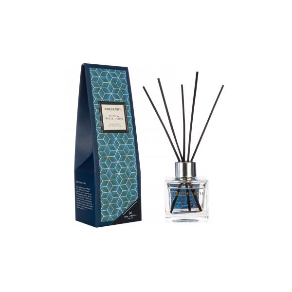 シトラスと洋ナシ、プラムのさわやかでフルーティーな香りに、フリージア、ジャスミン、ヒヤシンスの贅沢なフリーラルが、パチョリとアンバーのベースに美しくブレンドされた香り。エッセンシャルオイル配合。