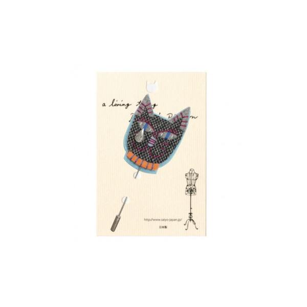 ひとつづつ丁寧に手作りしていますので、それぞれ表情が違います。ブローチとして洋服やストールにつけたり、チャームのようにバッグにつけたり、思い思いの使い方をお楽しみください。