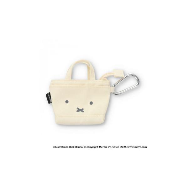 内側にDカンが付いているので鍵を付けられます。前面に2ヶ所・背面に1か所ポケット付きでリップクリームやヘアピンなど小物を収納するのにぴったり。カラビナ付きでバッグにぶら下げたり、ぬいぐるみに持たせてもかわいいです。