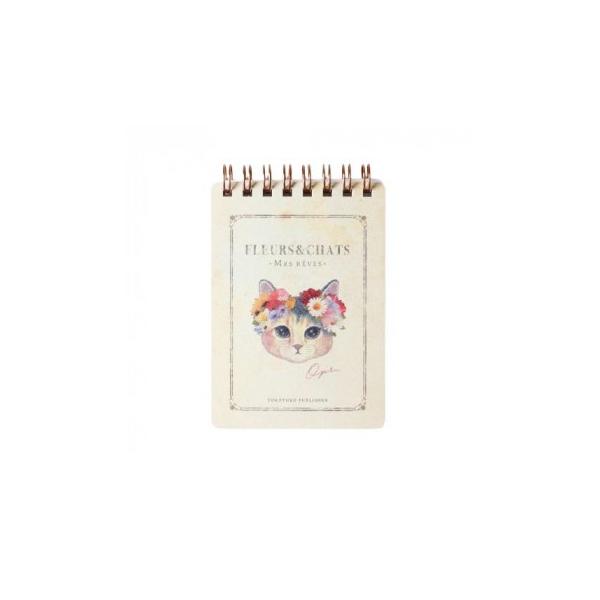 きれいな花飾りを頭にのせたネコたちが描かれた「fleurs&amp;chats」のリングメモ。表面は古い図鑑の表紙をイメージしたデザインです。裏面には誕生花が書かれているので、ご自身や大切な人の誕生花を探してみてくださいね。