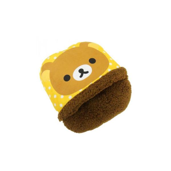 のほほんフェイス「リラックマ」の足元を暖めるクッションです。スッポリと両足を入れれば、素足でもぬくぬく!30cmまでのイスのヘッドに入れて背もたれとしてもご使用いただけます。椅子に座って勉強する時、デスクワークの時や食卓でも活躍。