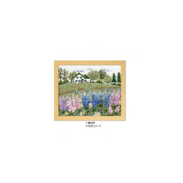 「オノエ・メグミ」デザイン「ルピナスの花咲くアンの家」です。世界で愛される美しい物語の風景をクロスステッチで表現しました。