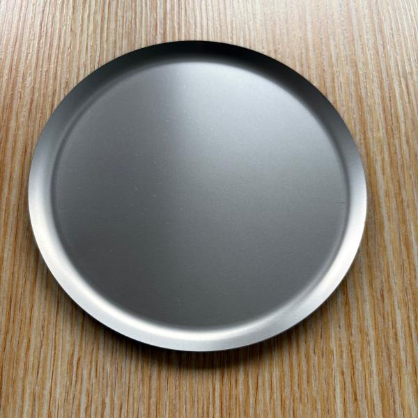 弊社の既存商品、黒皮鉄製のSHALLOWΦ１５０のチタンバージョンになります。こちらは、黒皮鉄のようにラウンドウォームプレートというよりは、普通のお皿としてお使い頂くのがおススメです。もちろん、金属、その中でも頑丈な部類に入るチタンですので...
