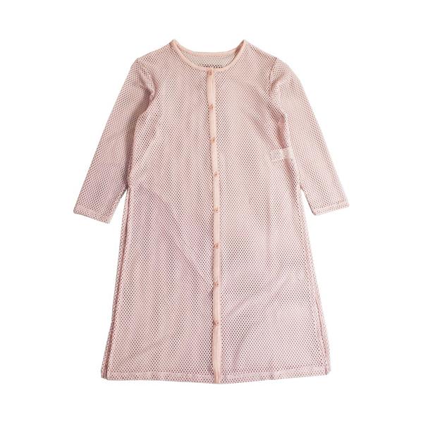 大人っぽいロングカーデはメッシュ素材がトレンド感溢れる1枚！ロング丈でもスリット入りだから、動きやすく抜け感あるコーデに仕上がります★後ろにはロゴが入った織ネームタグ付きでバックスタイルもおしゃれに！いつものコーデにサッと羽織るだけで一気に...