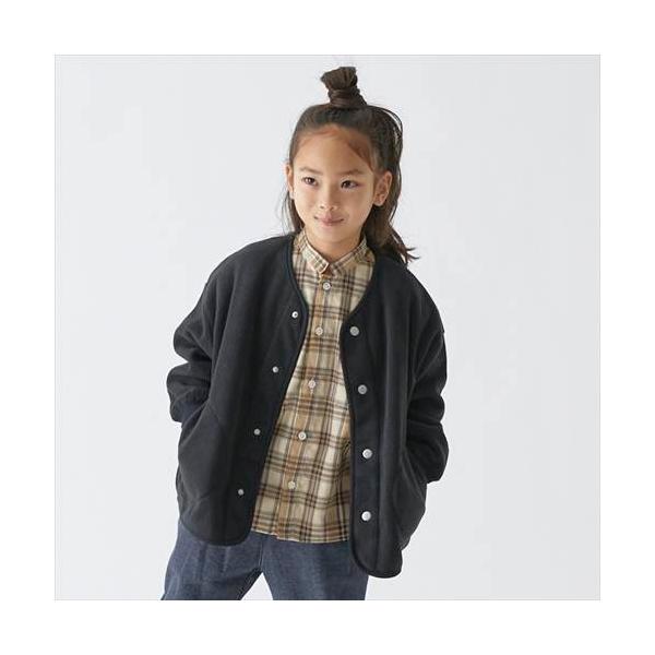 軽くて暖かなフリース素材のノーカラーのジャケット。ブラックのパイピングがアクセントに効いています。袖口リブ仕様-----透け感：無し伸縮性：あり裏地：無しポケット：あり 素材：フリース本体：ポリエステル 100％リブ部分：ポリエステル 63...