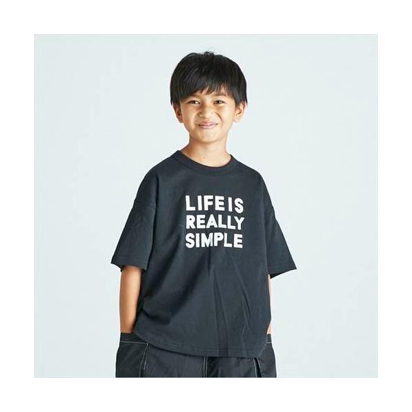 夏場は何枚も持っていたいプリントTシャツ。程よいオーバーサイズ感で、ラウンドした裾もデザインポイントです。雑誌を切り貼りしたようなカラフルなバックプリントがポイント。透け感：無し伸縮性：ありポケット：無し素材 20/OE天竺本体：綿 100...