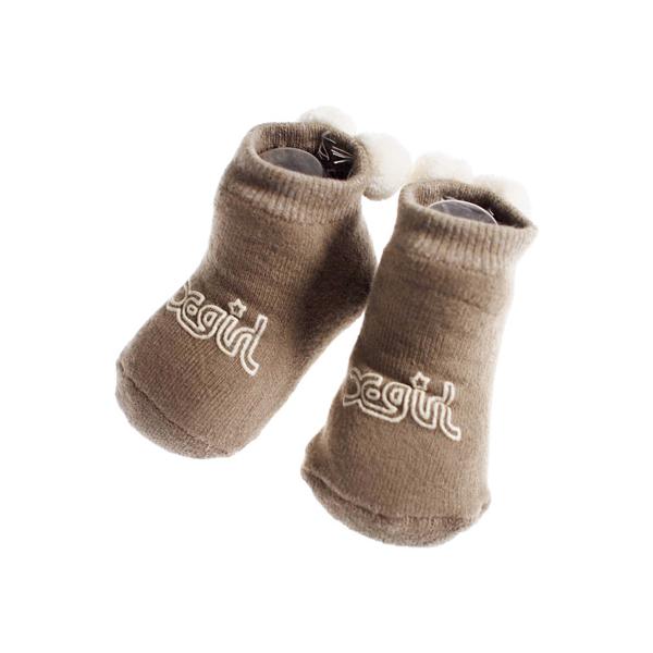 新生児  出産祝いにも肌当たりが良くやわらかなパイル仕様のベビーソックス。アッパー部分にブランドロゴを配したアピール力満点のデザイン。バックには梵天飾りを添えて、後ろ姿も可愛く決まる。足裏にすべり止めプリントつきです。※メール便の場合、厚み...