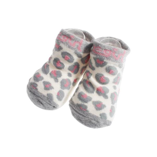 ベビーでも大人気のレオパード柄ソックスです。靴をはくのが苦手なお子さまの足元をおしゃれに彩ってくれる一足。シンプルなロンパースに合わせてアクセントにするのがおすすめです。足裏にすべり止めプリントがほどこされています。ブランド / X-GIR...