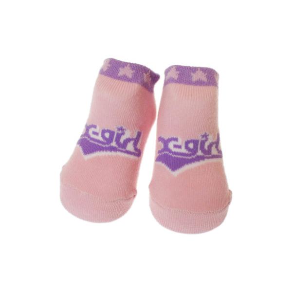 新生児  出産祝いにもチア感のあるロゴと足口の配色が可愛いベビーソックスです。スポーティーから女の子らしいスタイルまで幅広いコーディネートに重宝します。足裏にすべり止めプリントがついているのもうれしいポイント。同デザインのカバーオールやスタ...