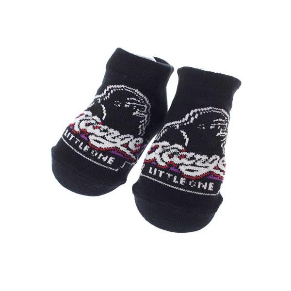 スランテッドOGゴリラとカラフルなロゴが印象的なベビーソックスです。靴をはかない時にもデザインが映え、足元がかっこよく決まります。足首にリブを入れており、フィット感が良いのも魅力。カップつきなので、出産祝いなどのプレゼントにもおすすめです。...