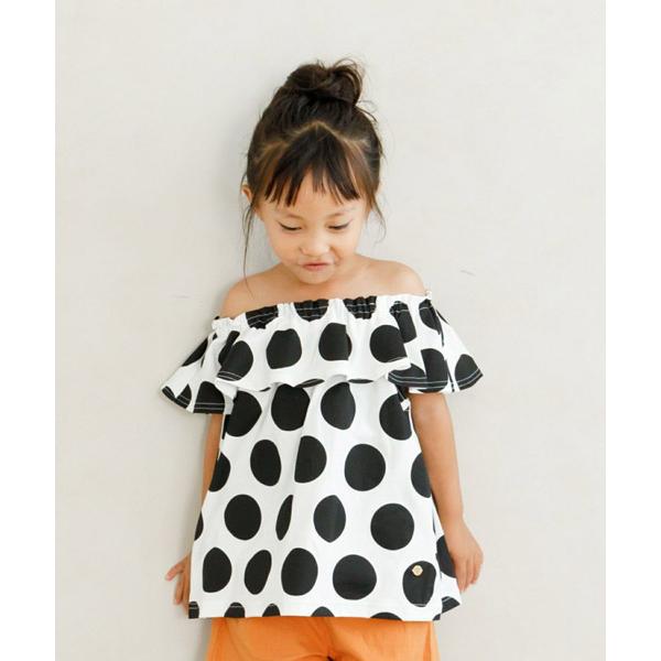 大き目のドットに目と心を奪われる女の子向けのTシャツ。衿ぐり部分がゴム仕様なので、肩に引っ掛けてオフショルダーでも着ていただくことができ、気分に合わせて２通りの着こなしで楽しめます♪アームホールを広めにとっているので、インナーの着用をおすす...
