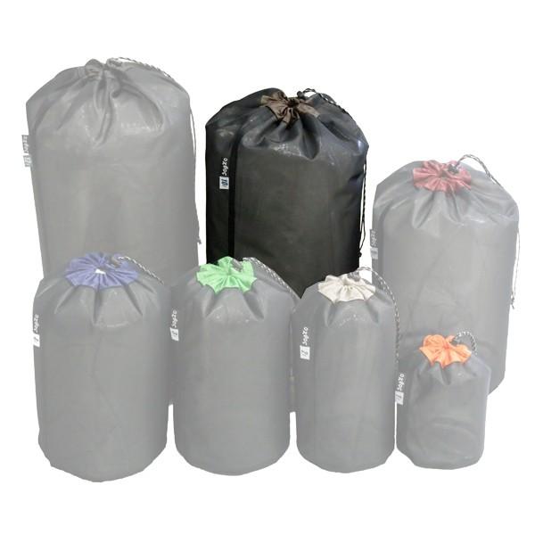 【素 材】側面/底 : 40Dポリエステル開口部 : 30Dコーデュラナイロン【容 量】※口紐を絞った状態での容量です。10L【平置きサイズ】縦46.5cm×直径18.5cm【重 量】28g【生産国】日本【メーカー】oxtos(オクトス)メ...