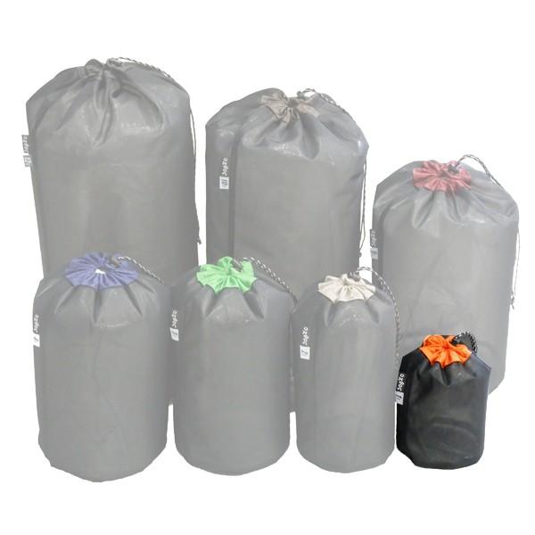 【素 材】側面/底 : 40Dポリエステル開口部 : 30Dコーデュラナイロン【容 量】※口紐を絞った状態での容量です。1L【平置きサイズ】縦17cm×直径10cm【重 量】10g【生産国】日本【メーカー】oxtos(オクトス)メッシュ素材...