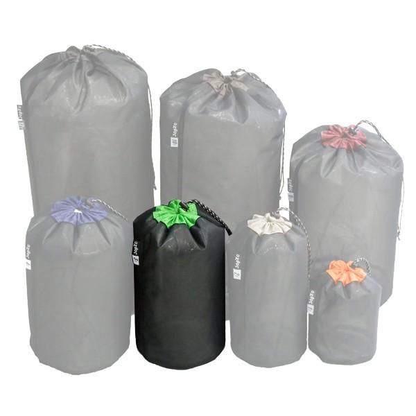 【素 材】側面/底 : 40Dポリエステル開口部 : 30Dコーデュラナイロン【容 量】※口紐を絞った状態での容量です。3L【平置きサイズ】縦26cm×直径13.5cm【重 量】16g【生産国】日本【メーカー】oxtos(オクトス)メッシュ...