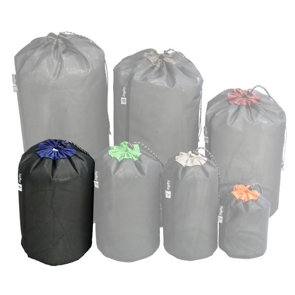 【素 材】側面/底 : 40Dポリエステル開口部 : 30Dコーデュラナイロン【容 量】※口紐を絞った状態での容量です。4L【平置きサイズ】縦29cm×直径16cm【重 量】18g【生産国】日本【メーカー】oxtos(オクトス)メッシュ素材...