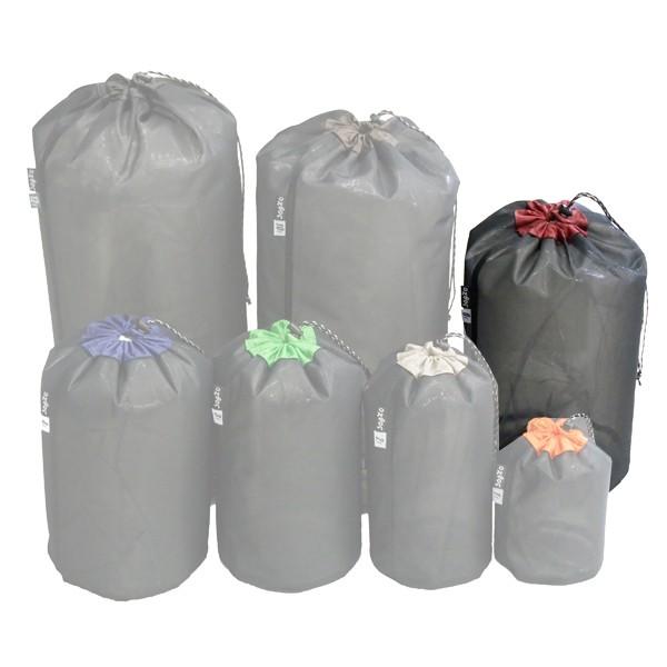 【素 材】側面/底 : 40Dポリエステル開口部 : 30Dコーデュラナイロン【容 量】※口紐を絞った状態での容量です。6L【平置きサイズ】縦34cm×直径17cm【重 量】22g【生産国】日本【メーカー】oxtos(オクトス)メッシュ素材...