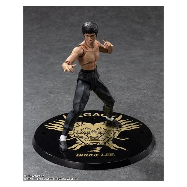 ブルース・リー没後50年のタイミングに新デザインの台座パーツを追加して再度登場！豊富な表情パーツやヌンチャクなどの武器パーツがセットになったブルース・リーアクションフィギュアの決定版にスペシャルデザイン台座が加わった新仕様！【セット内容】・...